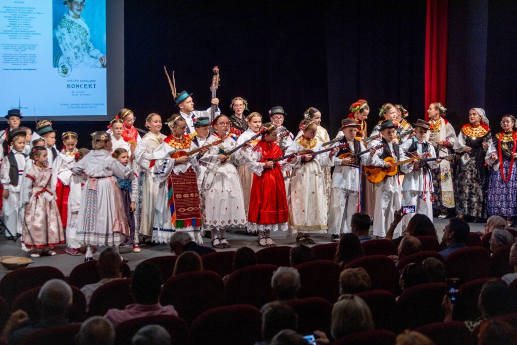 Tisuću mladih folkloraša u Vinkovcima na 21. Festivalu dječjeg folklora ...